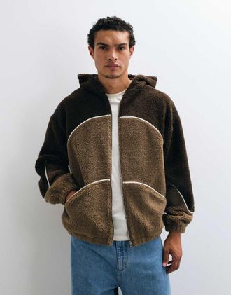 Asos hoodie oversize zipp&eacute; avec empi&egrave;cements coup&eacute;s-cousus et passepoil, effet borg, marron