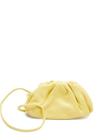 Bottega Veneta mini sac port&eacute; &eacute;paule The Pouch - Jaune