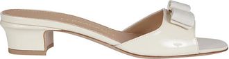 Ferragamo Femme, Chaussures, Blanc, Taille: 37 1/2 EU New Vara Mules