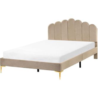 Beliani Lit en Velours 140 x 200 cm T&ecirc;te de Lit en Forme de Coquillage Pieds en M&eacute;tal Sommier &agrave; Lattes Taupe Sauvian