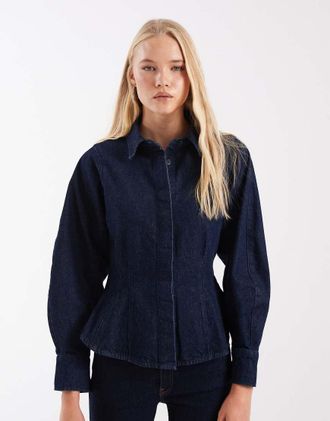 Asos ensemble chemise en jean cintr&eacute;e &agrave; la taille en denim brut-bleu marine