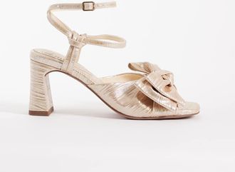 Asos Wide Fit - Happiness - Plissierte Sandaletten in Blassgold mit Schleifendetail und Blockabsatz, weite Passform-Goldfarben