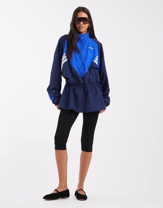 adidas Originals veste de surv&ecirc;tement &agrave; taille fronc&eacute;e bleue et bleu marine-Noir