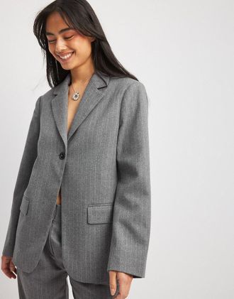 NA-KD Blazer densemble &agrave; rayures avec un bouton - Gris