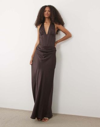 Forever New Robe longue en satin &agrave; d&eacute;collet&eacute; plongeant et d&eacute;tail corset - Chocolat-Marron