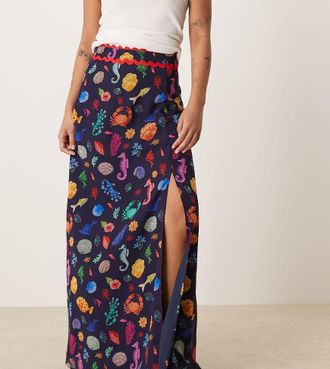 Hope & Ivy Petite Jupe longue taille haute avec fente sur la cuisse &agrave; motif coquillages - Bleu marine