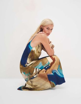 Topshop robe nuisette longue en satin de viscose &agrave; encolure d&eacute;gag&eacute;e et longueur cheville, imprim&eacute; ocre abstrait-Multi
