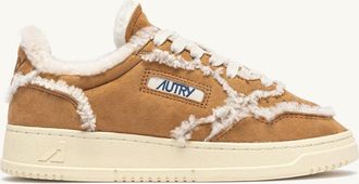 Autry SNEAKERS MEDALIST MUTTON AUS WILDLEDER IN COGNAC UND SHEARLING IN IVORY