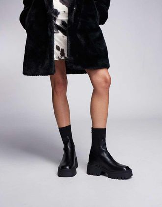 Simmi London Simmi London - Malakai - Eng sitzende Ankle-Boots in Schwarz