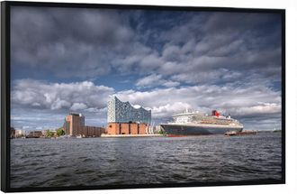 artboxONE Poster mit schwarzem Rahmen 90x60 cm Hamburg Städte Elbphilharmonie & Queen Mary 2 - Bild elbphilharmonie