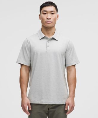 lululemon Soft Jersey Kurzarm-Poloshirt f&uuml;r M&auml;nner - Gr&ouml;&szlig;e M in Heathered Vapor/Heathered Silver Drop