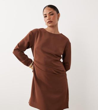 Asos Petite ASOS DESIGN Petite - Flie&szlig;endes, lang&auml;rmliges Minikleid in Cappuccino mit seitlicher Raffung-Braun