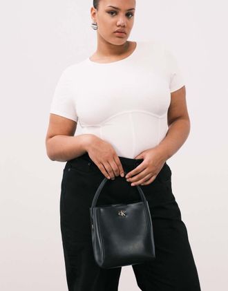Calvin Klein Bucket Bag in Schwarz mit langem Riemen