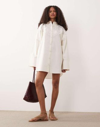 Asos Robe chemise courte avec d&eacute;tails en maille au crochet - Cr&egrave;me-Blanc