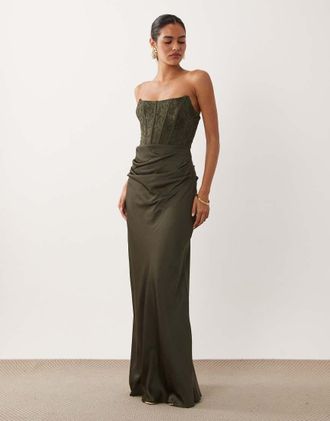 Forever New Robe longue en satin avec corset en dentelle drap&eacute; - Olive-Vert