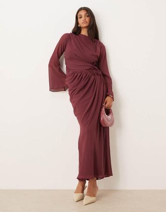 Asos Robe longue en mousseline &agrave; d&eacute;tail floral brod&eacute; effet 3D sur la hanche - Fruits rouges-Violet