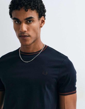 Fred Perry T-Shirt mit doppelten Zierstreifen in Marine-Marineblau