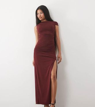 Tfnc Petite Maxikleid mit Hotfix, schulterfrei, seitlichem Schlitz und burgunderrot