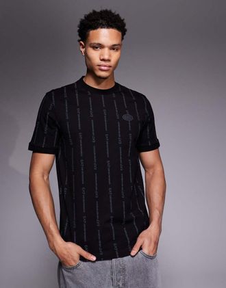 Emporio Armani Armani - EA7 - T-Shirt in Schwarz mit gro&szlig;fl&auml;chigem Monogramm-Logomuster