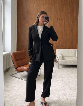 NA-KD blazer ajust&eacute; &agrave; lacets noir