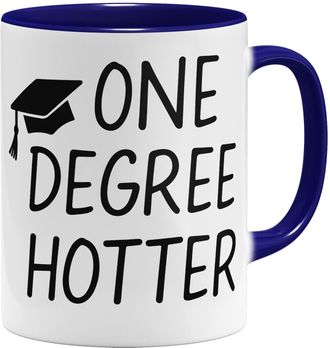 OM3 One Degree Hotter Kaffee-Tasse mit Spruch - Abschluss f&uuml;r Bachelor Master Studium Graduation - Gl&uuml;ckwunsch Diplom bestandene Pr&uuml;fung - Keramik Becher 