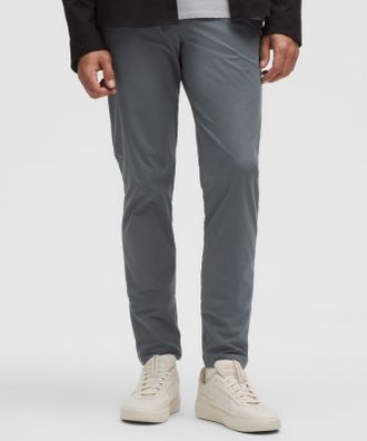 lululemon ABC Chinohose im Slim Fit Warpstreme f&uuml;r M&auml;nner - 94 cm - Gr&ouml;&szlig;e 28 in Oil Grey