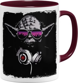 OM3 Musik Deejay DJ Yoda Kaffee-Tasse - Keramik Becher- Musikmotiv Musik - 11oz 325ml - Beidseitig Bedruckt - Bordeaux