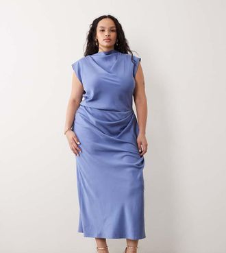 Asos Curve ASOS DESIGN Curve - Robe satin&eacute;e mi-longue avec buste pliss&eacute; et col montant - Bleu