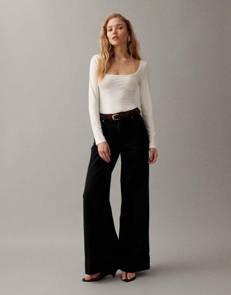 Asos Jeans in Schwarz mit weitem Bein, G&uuml;rtel und B&uuml;gelfalte vorne