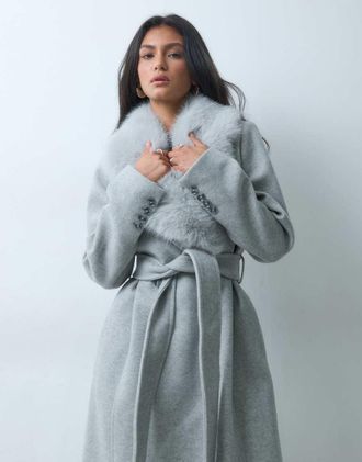 Forever New manteau habill&eacute; long &agrave; col amovible en fausse fourrure gris