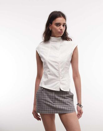 Weekday Top asym&eacute;trique &agrave; col montant, surpiq&ucirc;res et boutons-pression - Blanc cass&eacute;