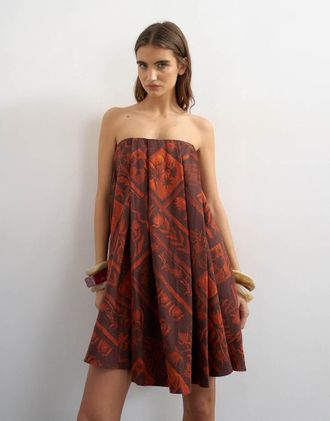 Topshop Robe bandeau courte et ample coupe trap&egrave;ze en lin majoritaire &agrave; imprim&eacute; foulard - Rouille-Marron