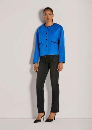 Madeleine Outdoorjacke Trendige Kurzjacke mit Kontrastdetails Mit Rundhals, markanten Kn&ouml;pfen und langen &Auml;rmeln