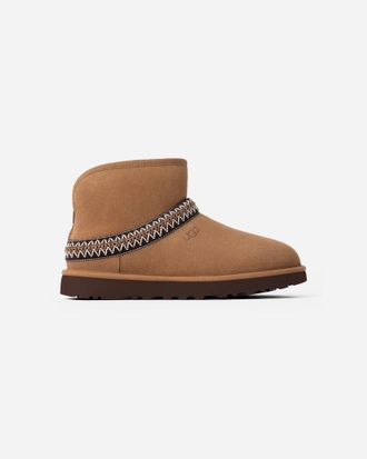 UGG Classic Mini Crescent Boot f&uuml;r Damen in Brown, Gr&ouml;&szlig;e Schaffell