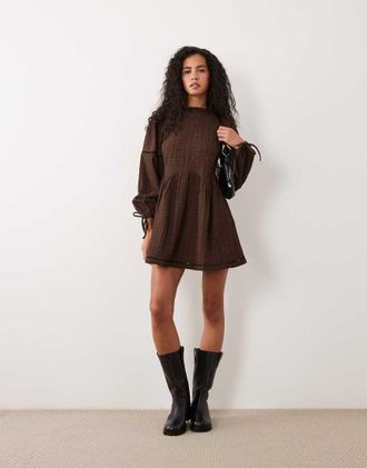 Wednesday's Girl robe courte smock textur&eacute;e couleur chocolat-bleu marine