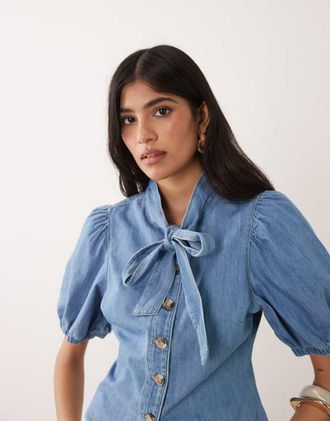 Miss Selfridge Top en jean &agrave; manches bouffantes et col nou&eacute; - Bleu moyen d&eacute;lav&eacute;