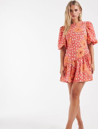 Never Fully Dressed Petite - Poppy - Minikleid in Koralle mit Puff&auml;rmeln, Blumen- und Punktemuster-Orange