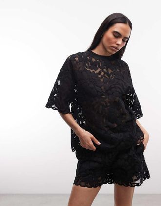 AllSaints Amelie - Kurz&auml;rmliges Oberteil aus floraler Spitze in Schwarz, Kombiteil