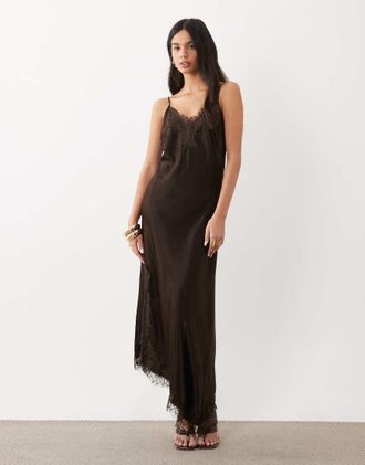 Vero Moda Camisole-Kleid mit asymmetrischen Tr&auml;gern und Spitzendetail in Schokobraun