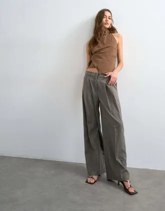 Topshop Pantalon habill&eacute; &agrave; pinces doubles et taille basse avec fourche basse et ourlets bruts - Marron chin&eacute;-Brown
