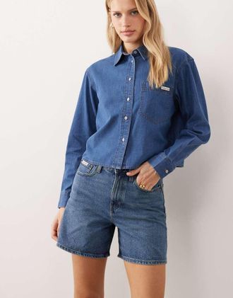 Calvin Klein Jeans Jeans-Shorts in verwaschenem Mittelblau mit A-Linien-Schnitt und hohem Bund