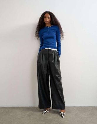 Topshop pantalon pliss&eacute; en imitation cuir noir