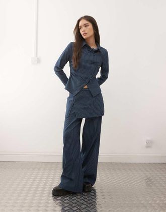 Reclaimed Vintage Chemise densemble &agrave; fines rayures &agrave; nouer - Bleu marine-Multicolore