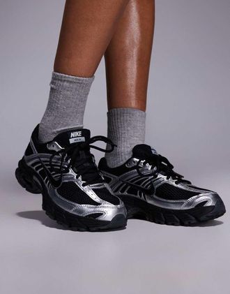 Nike Air Max Moto 2k - Sneaker in Schwarz und Metallic-Silber