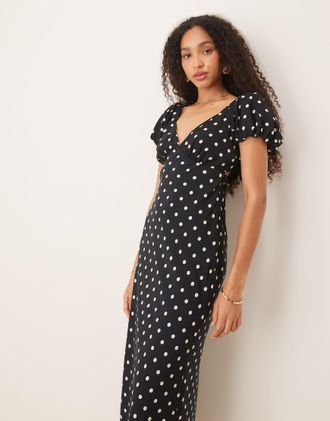 Abercrombie & Fitch Robe nuisette longue &agrave; pois avec manches bouffantes et liens nou&eacute;s au dos - Noir-Blanc