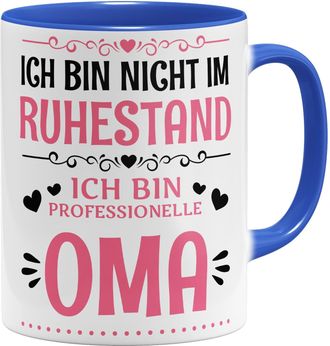 OM3 Lustige Kaffee-Tasse mit Spruch - Ich bin nicht im Ruhestand ich bin professionelle Oma - Keramik Becher - 11oz 325ml - Beidseitig Bedruckt - Blau