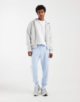 Nike Club - Jogginghose aus French Terry in Hellblau mit B&uuml;ndchen