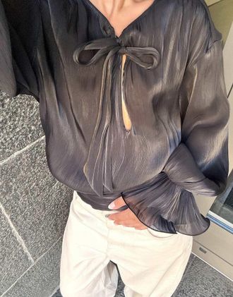 NA-KD Bluse mit geraffter Taille und Volant in Schwarz
