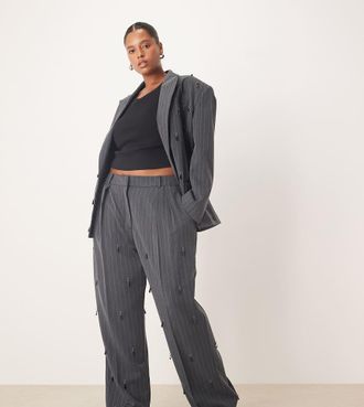 Asos Curve - Pantalon ample ajust&eacute; &agrave; pinces et ornements - Gris