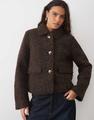 Vero Moda veste courte textur&eacute;e duveteuse avec boutons martel&eacute;s dor&eacute;s marron chocolat